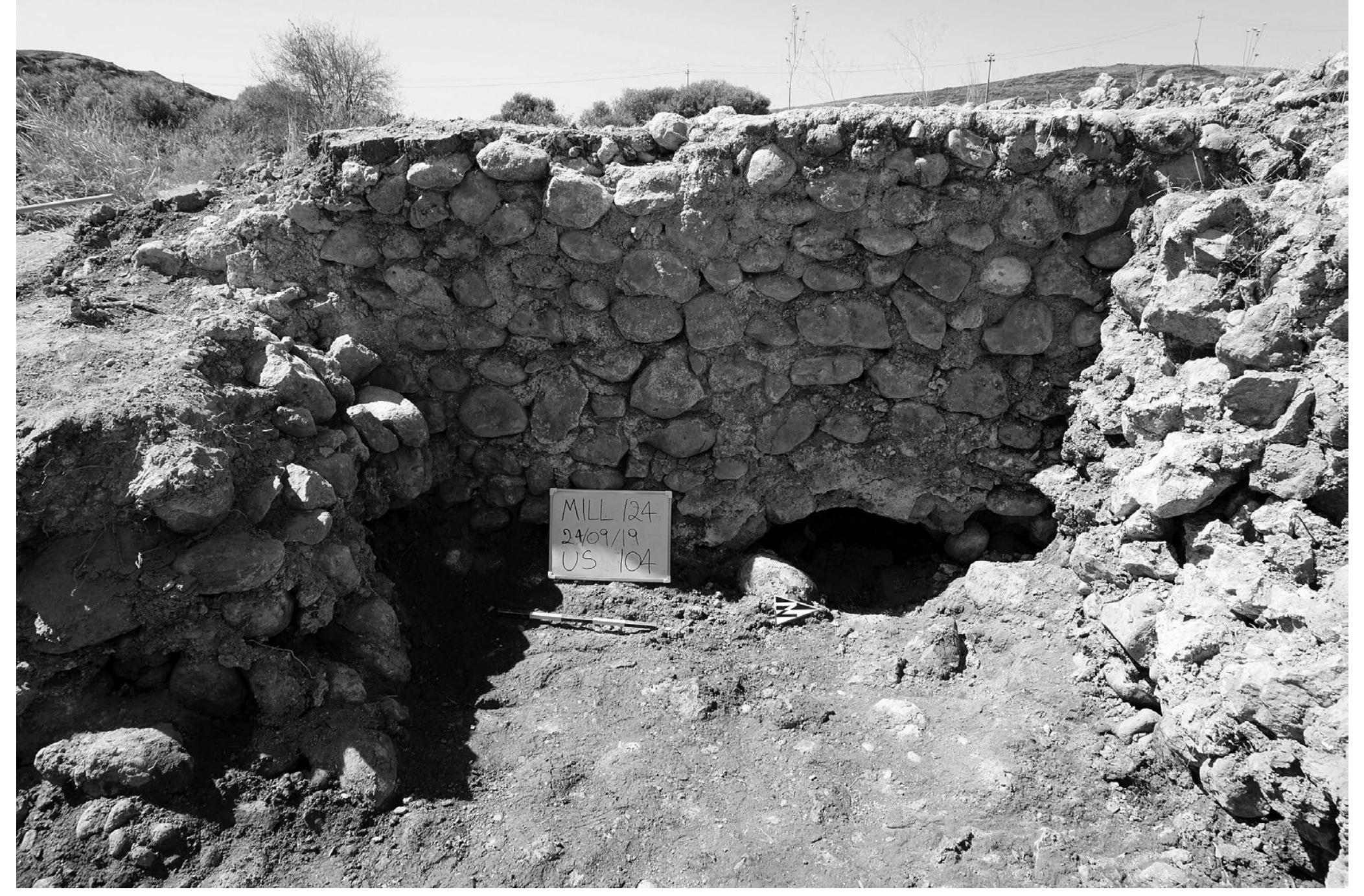 - bu6, western boundary wall us 104, from the east (photo v.