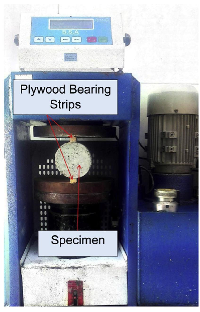 Splitting tensile strength test setup.