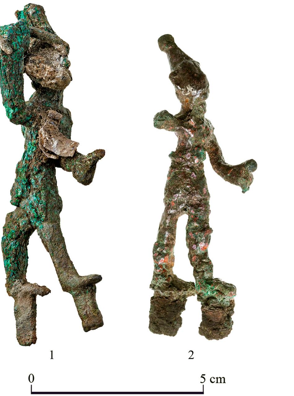 The two ‘smiting god’ figurines: 1. figurine a; 2. figurine