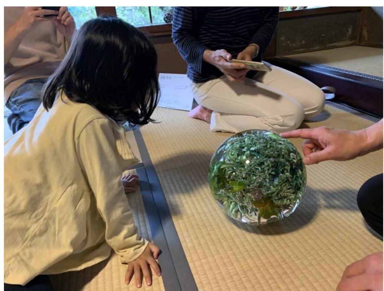 Satoshi hirose explaining about his art at souzou exhibition