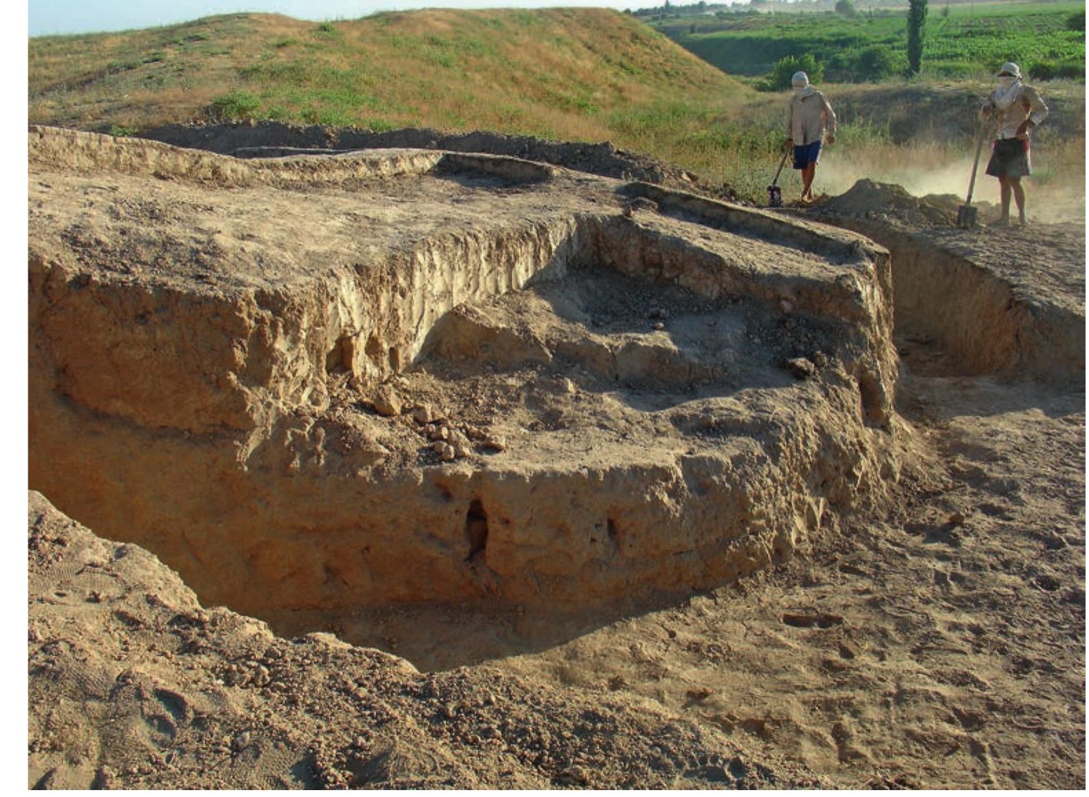 3: semi-circular tower of the northern gate (photo by the