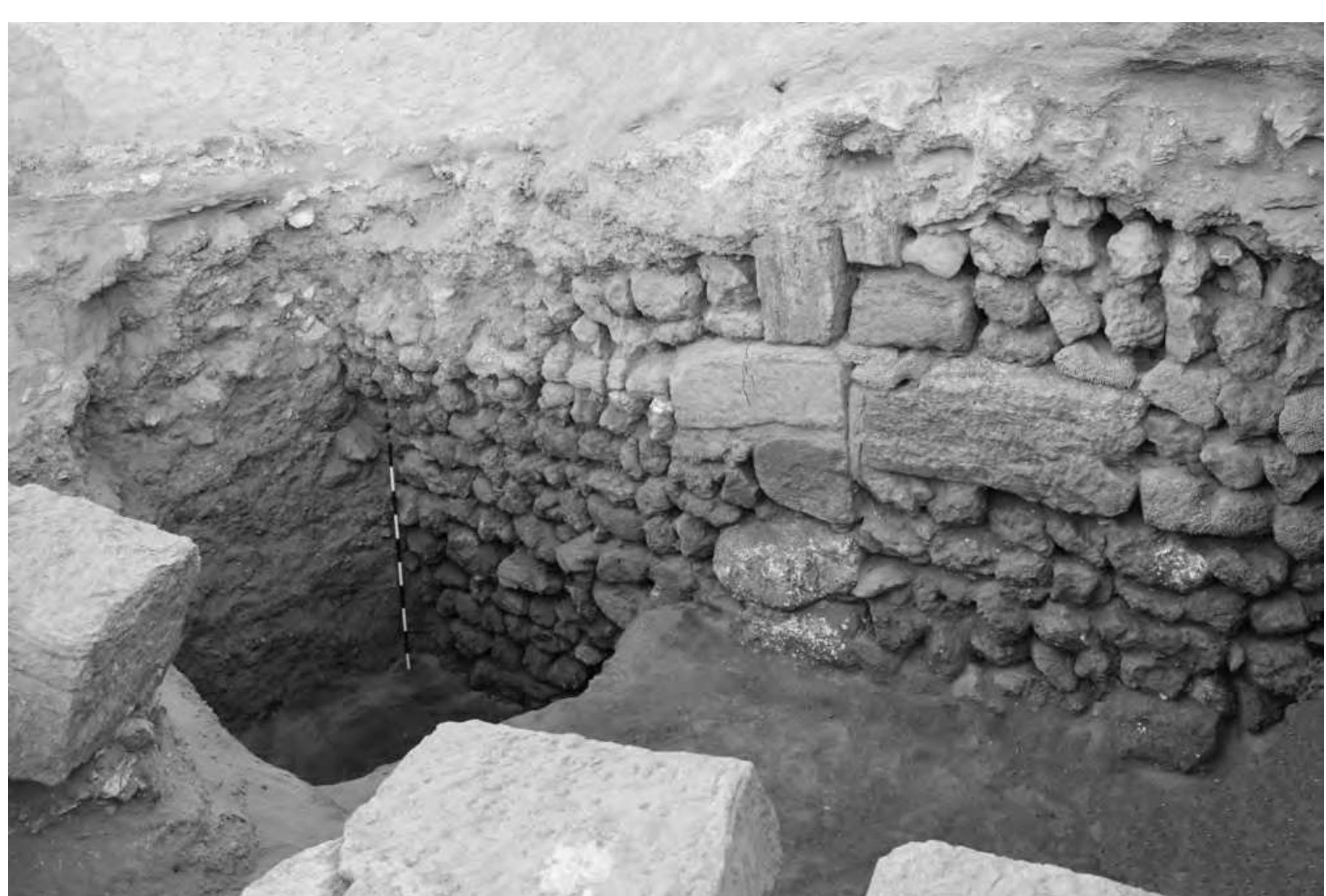 2: trench be23-156: back walls/southern baulk of trench.