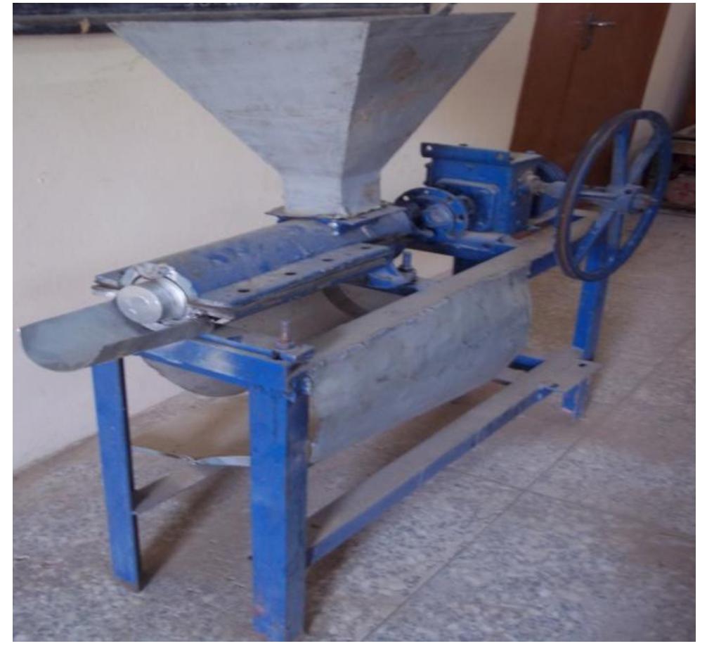 Photograph of the multi-fruit juice extractor. oc ea migegr