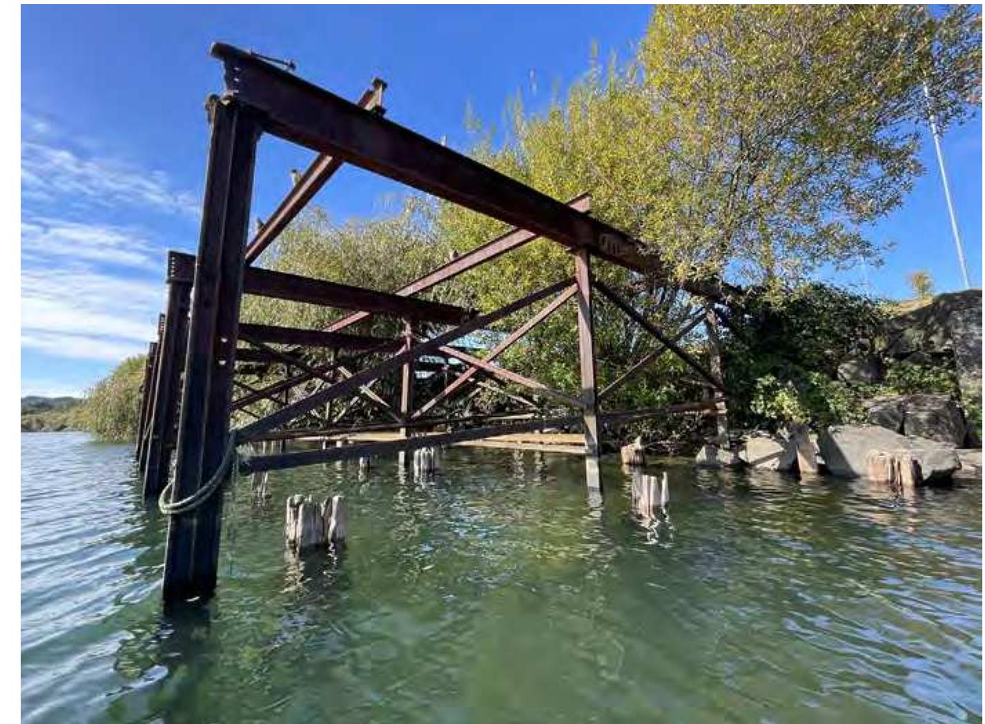 vestiges of a river jetty (photo by ecj, 2023). the