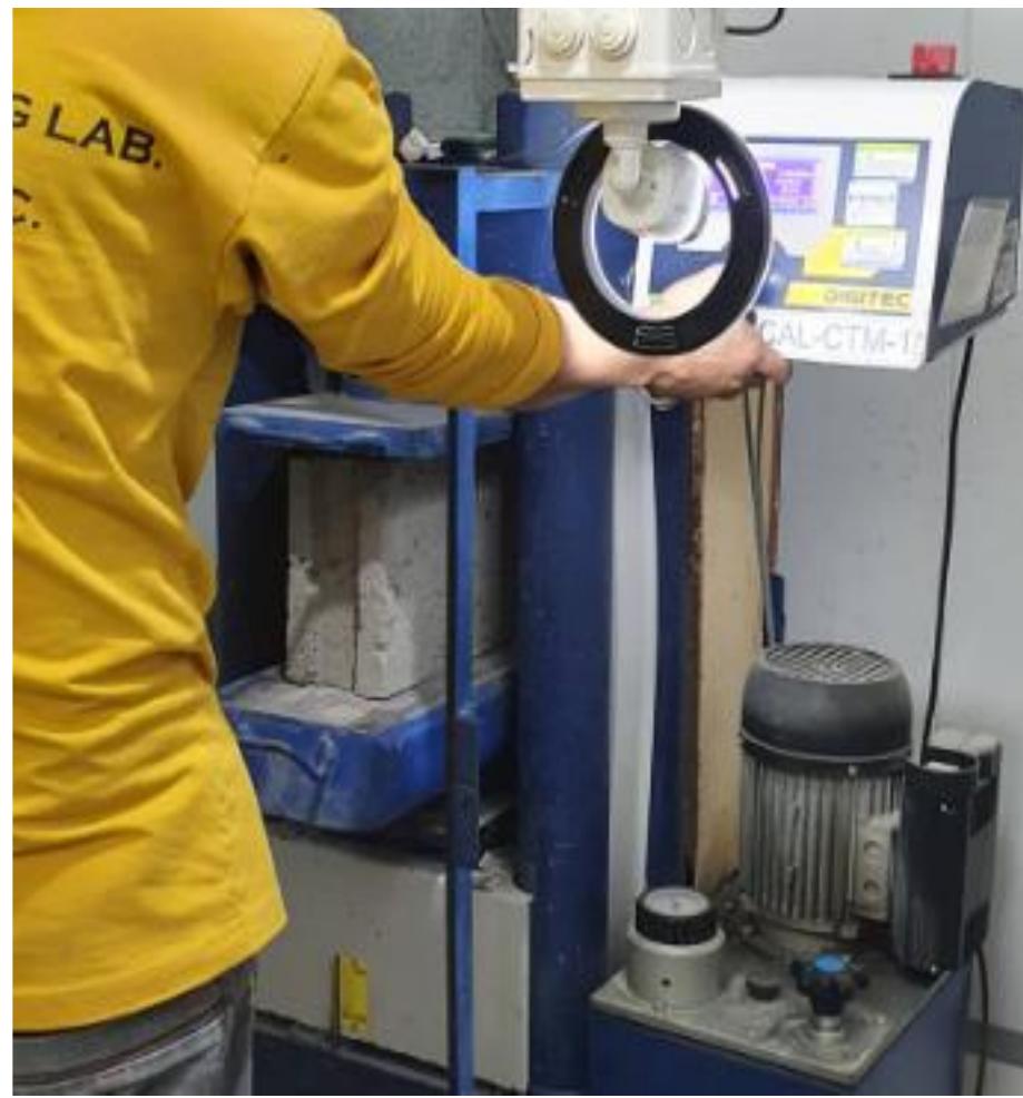 Compressive strength test of concrete hollow blocks were