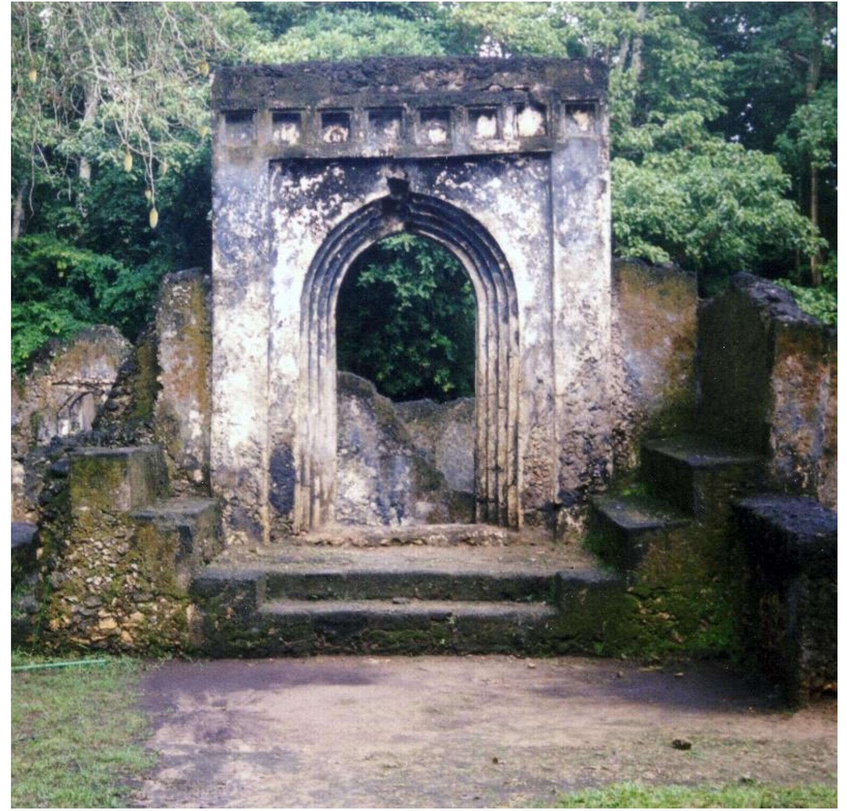Small niches above the main entrance to the palace of gedi,
