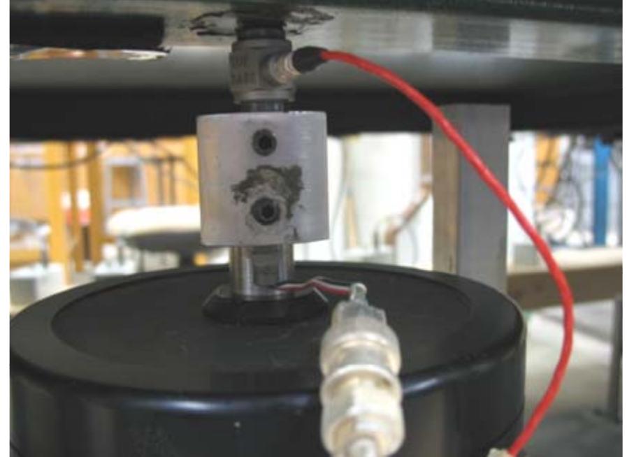 Vibration exciter with piezoelectric force sensor mounted