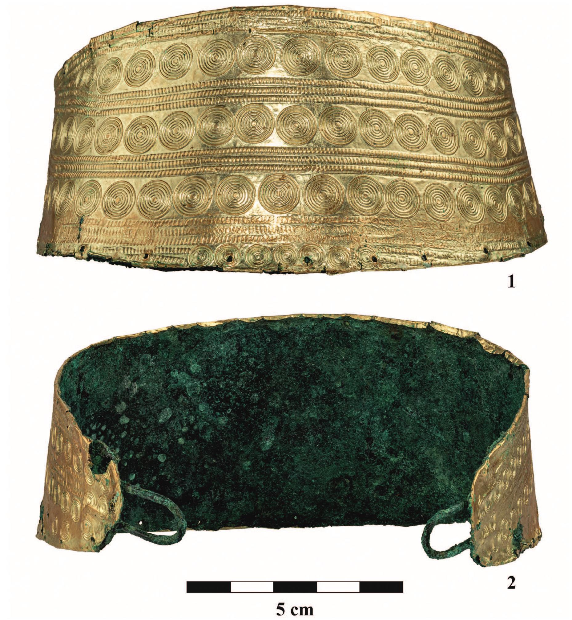 The neck collar from somld hill. 1: front; 2: back (photo: