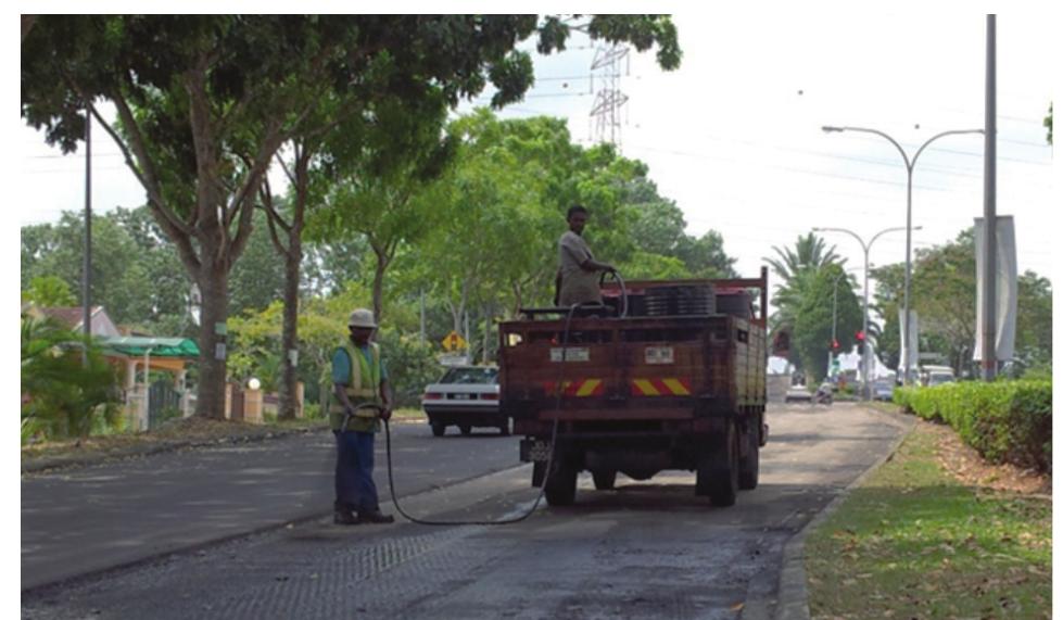 Asphalt emulsion tack coat application using hand wand