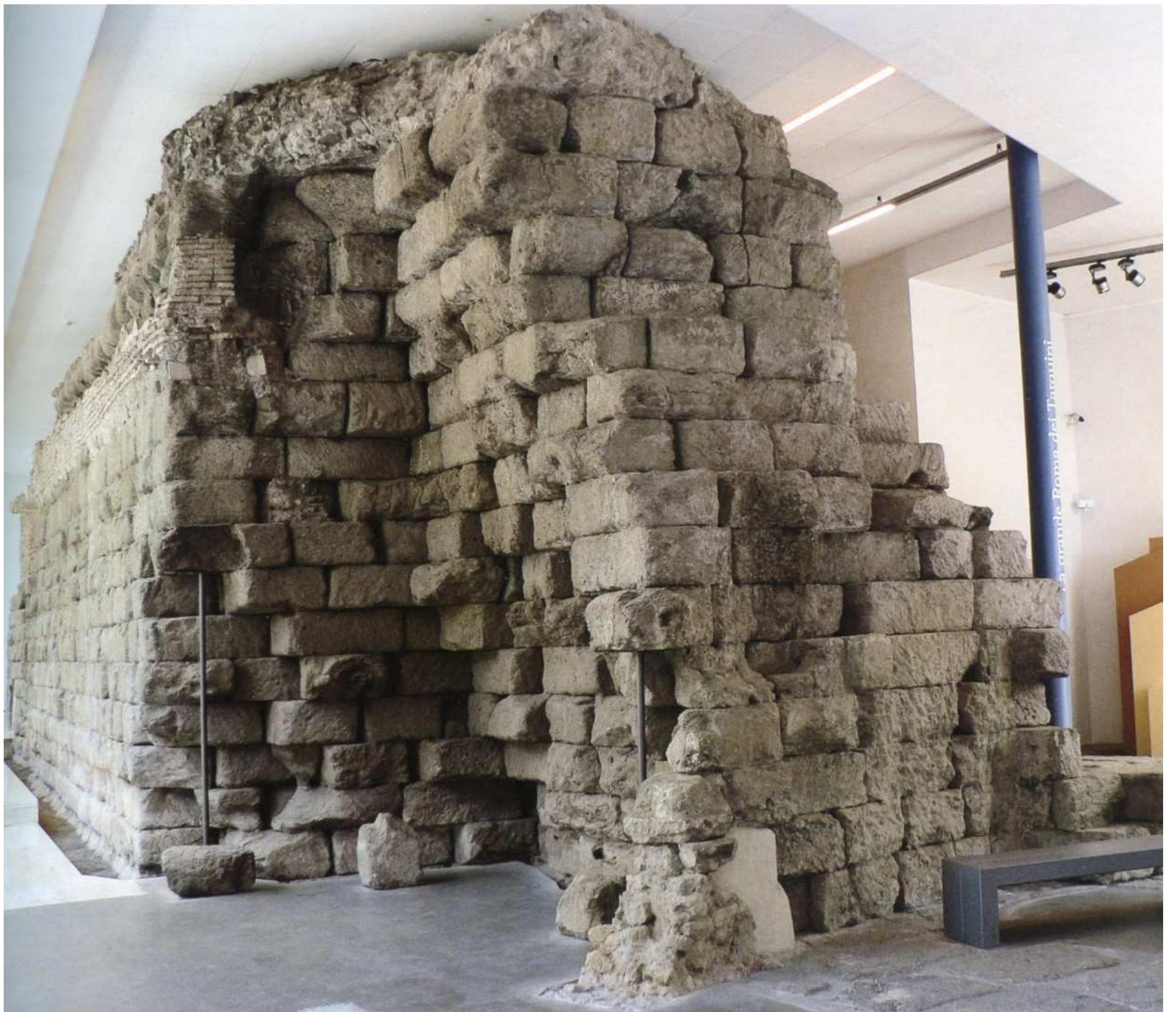 Area of the temple of jupiter. the muro romano from south