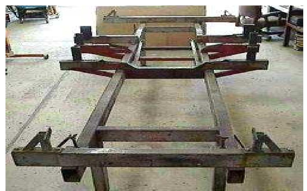 1: the main structures of ladder-type chassis
