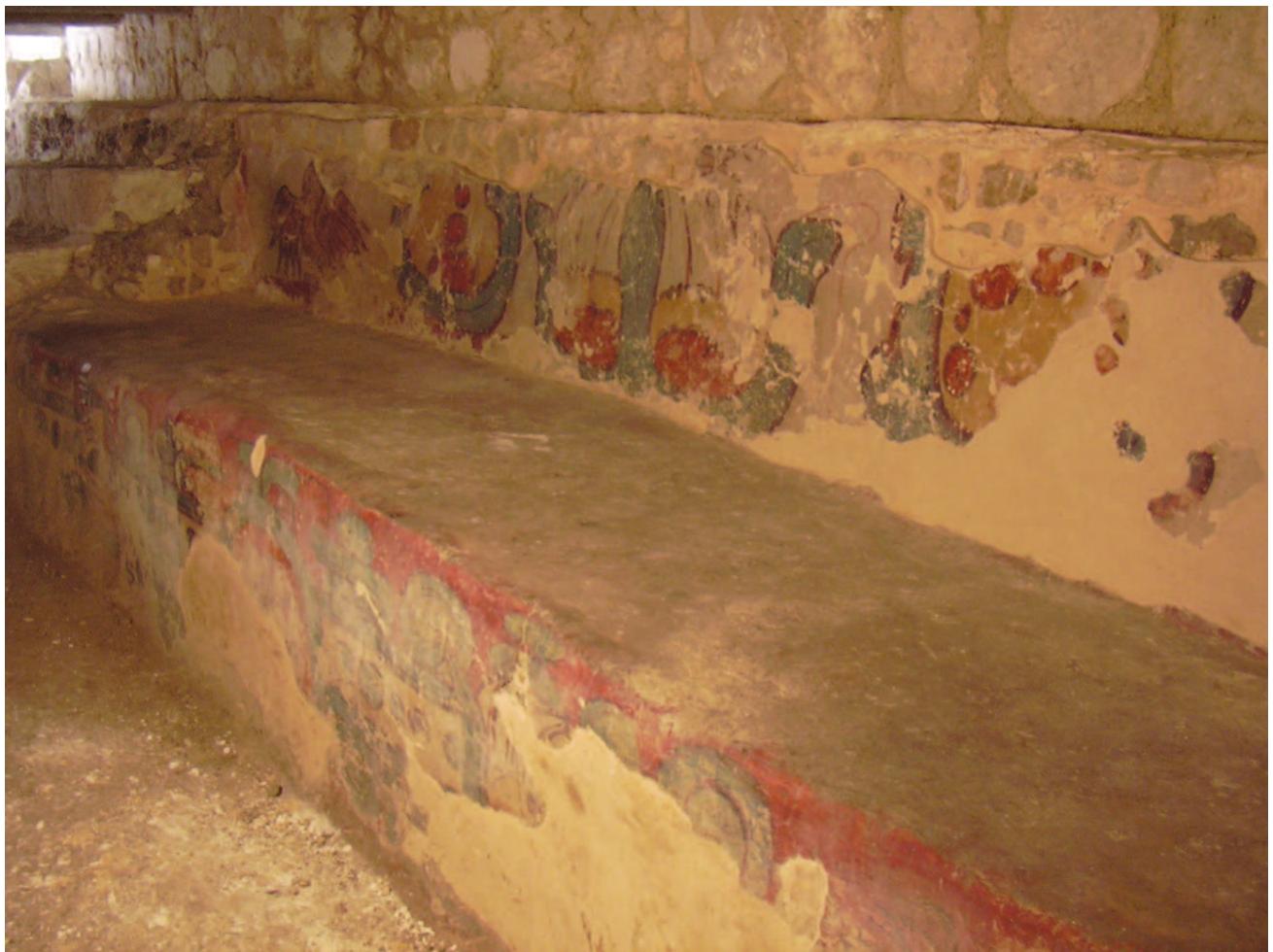 The walkway/bench (‘andador’) with its aquatic imagery. the