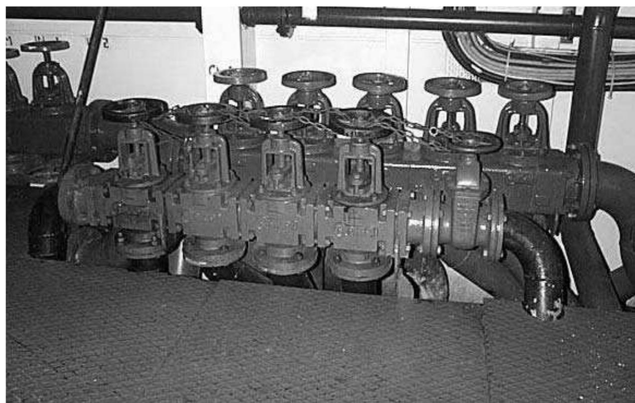 A ballast system valve chest