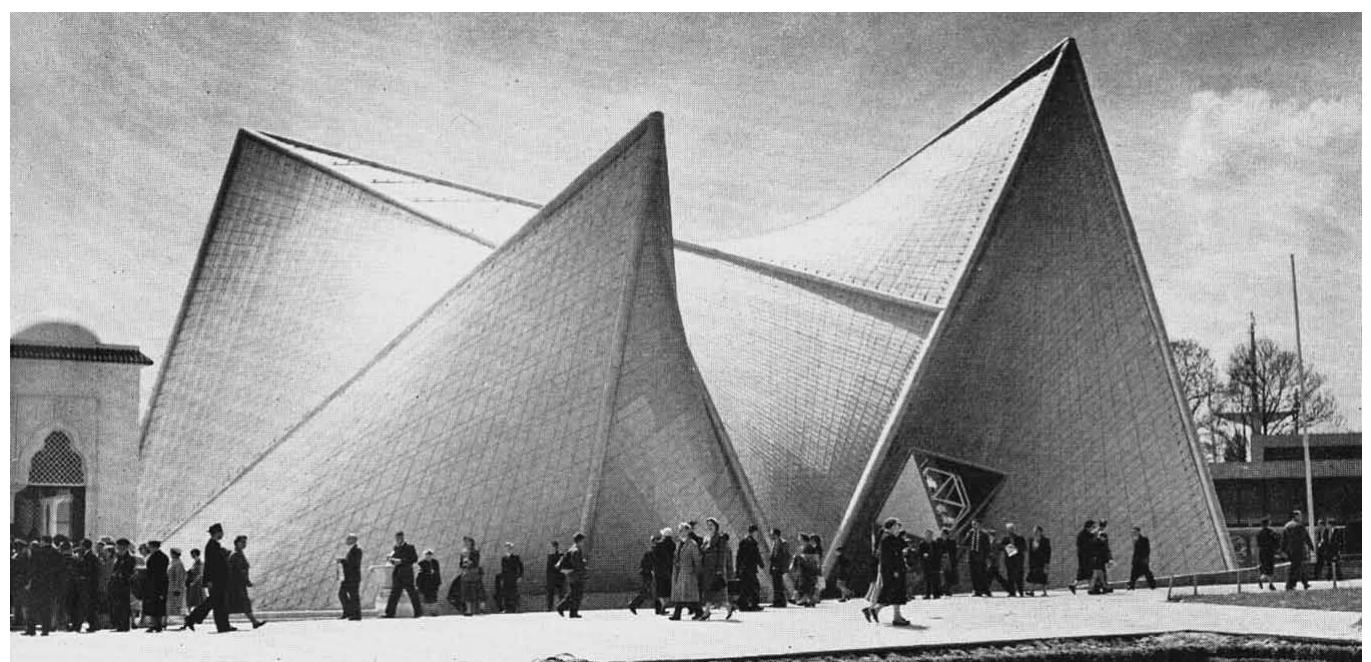 Side view of the philips pavilion (photograph by hans de