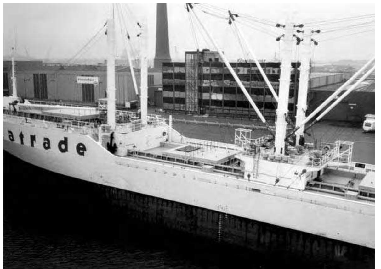 3. the conventional derrick rig. modern general cargo vessel
