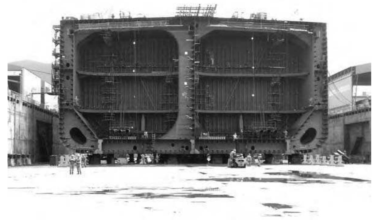 Ig.5.5 athwartships cross-section of the modern double-hull