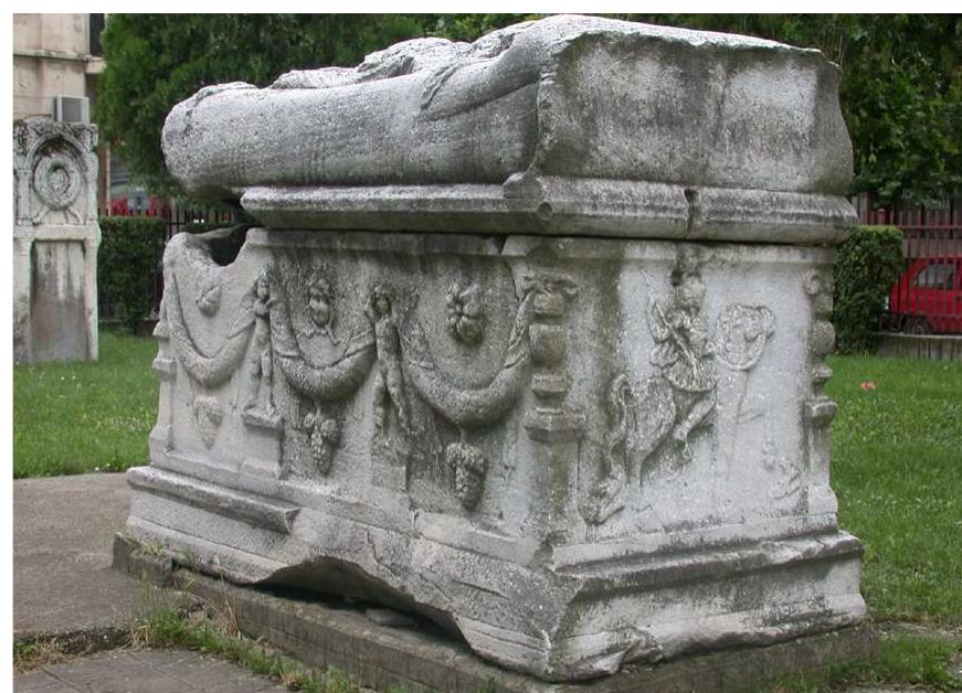 “proconesic sarcophagus with garlands”. photo by the author.