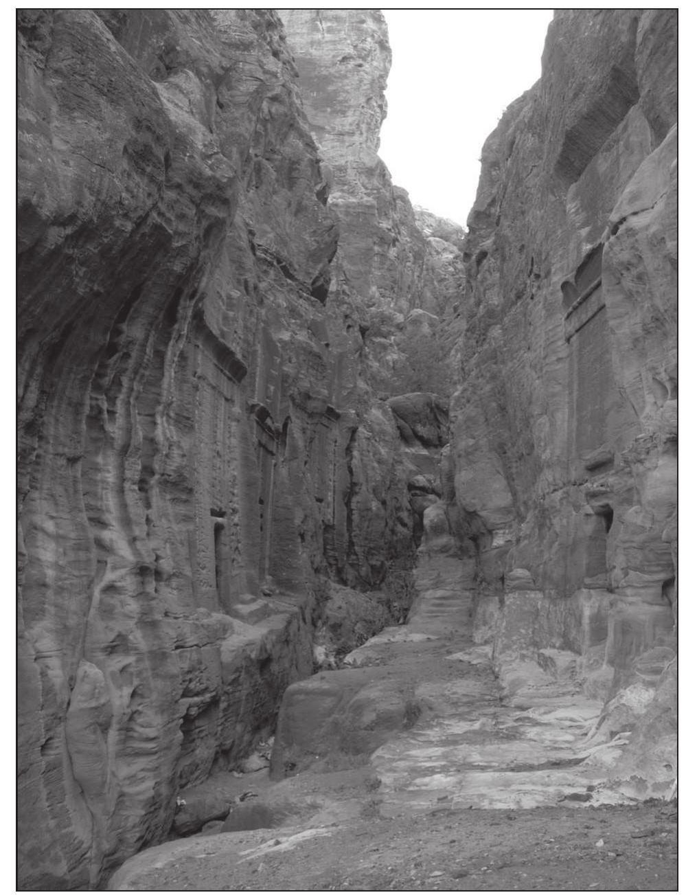 5. fagade tombs br. 124 - 129 in a narrow gorge to the south