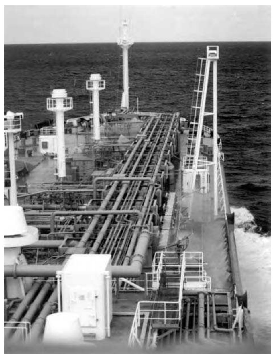 9 tanker deck arrangement. typical example of the pipeline
