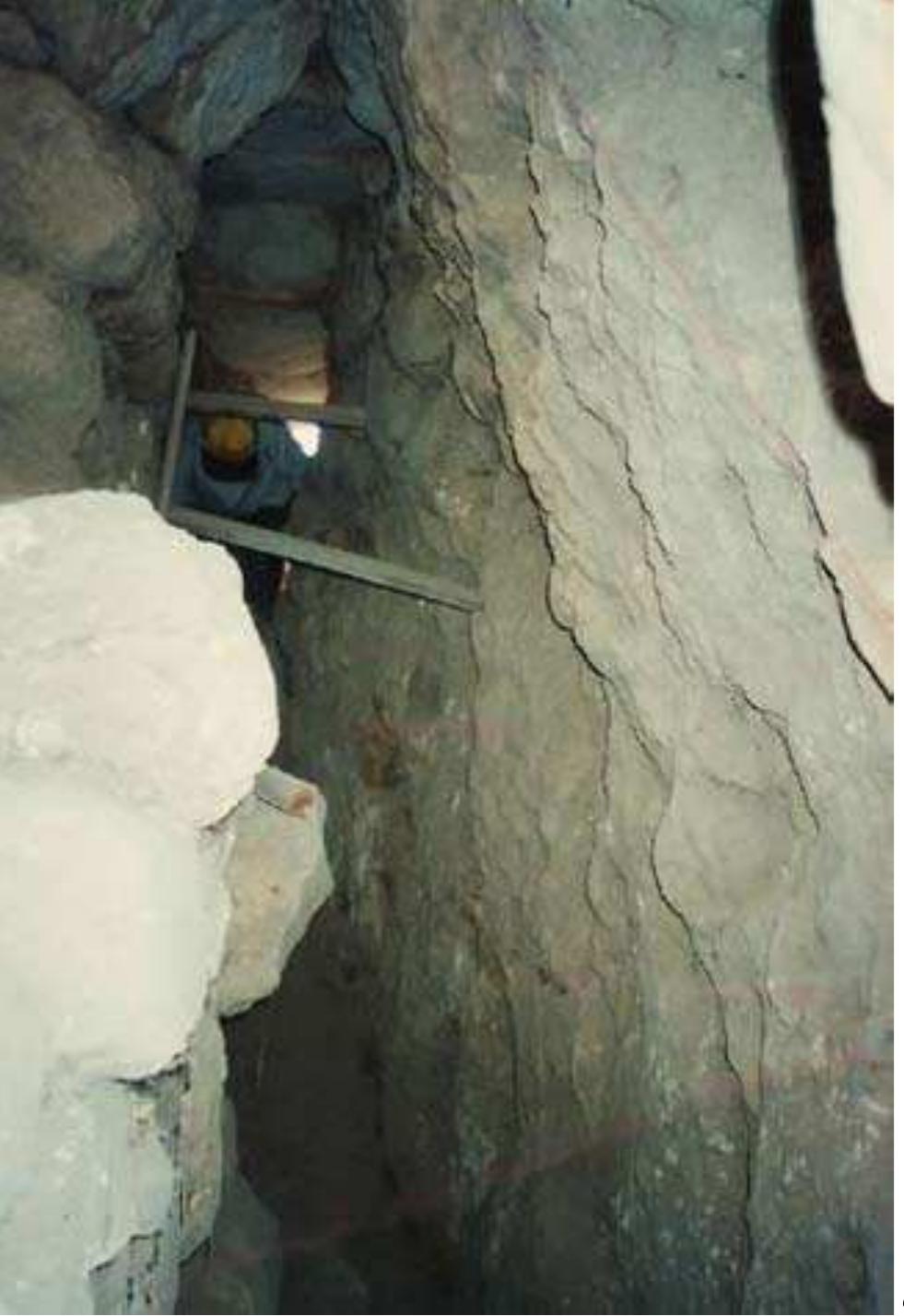 The original tunnel, till the wider burial cave in sq.