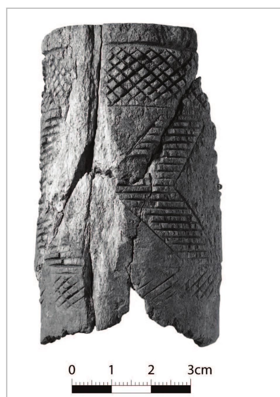 - decorated bone tube fad11.310/295.300 (context 1738; phase