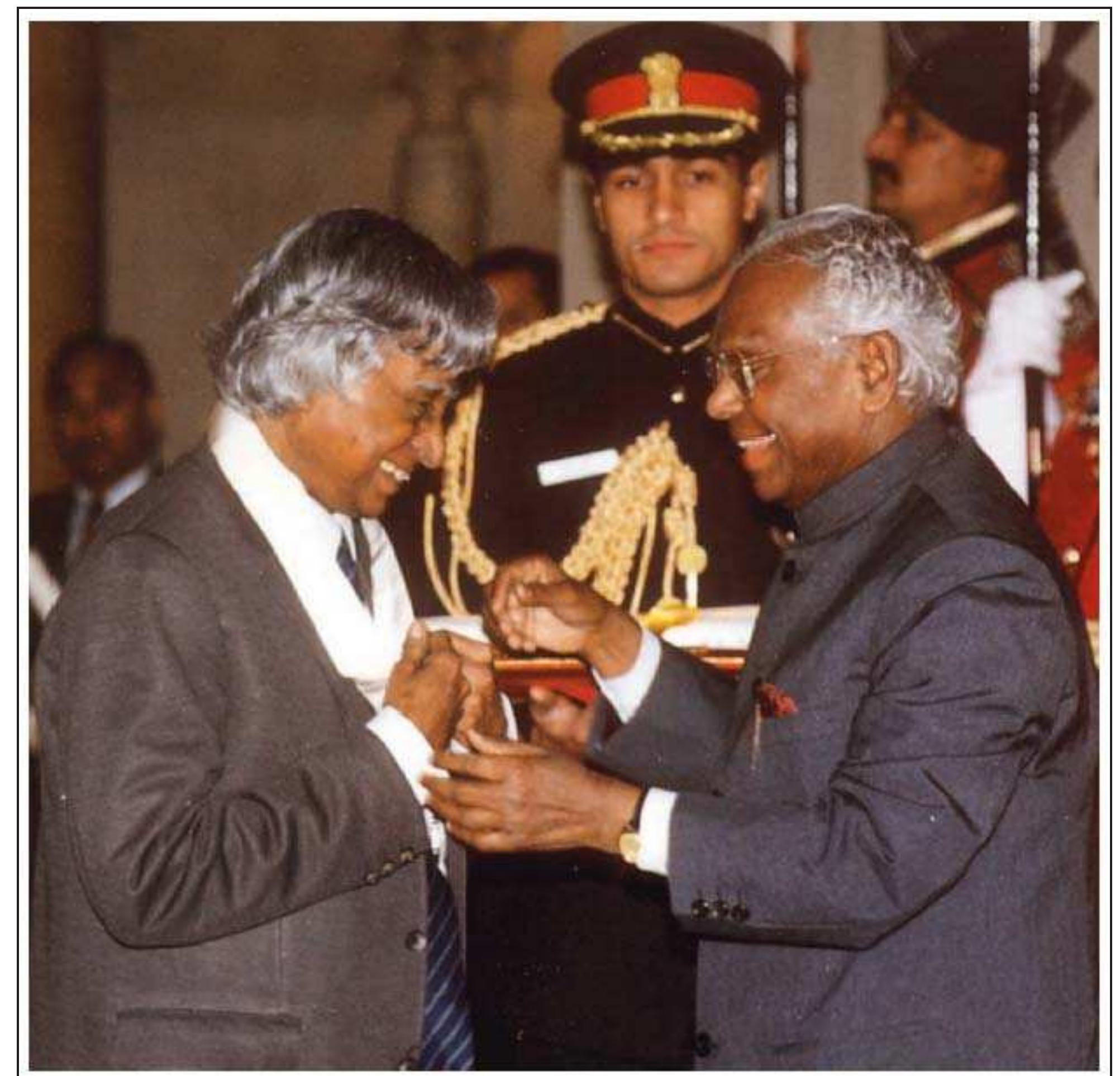 Ite 23. ~receiving the bharat ratna from president kr
