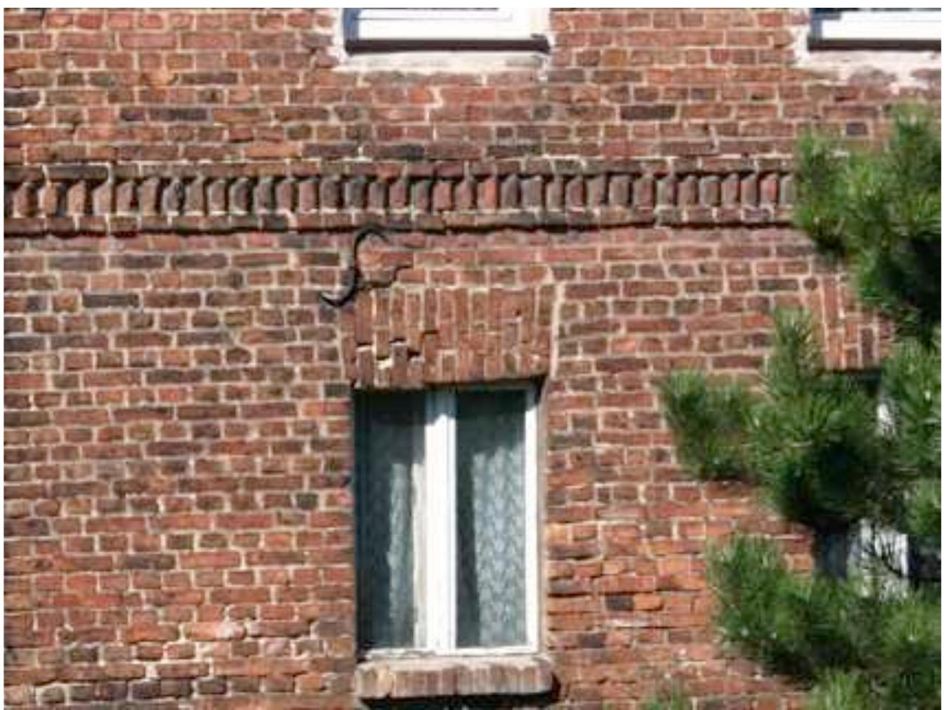 10. disengagement of wall and crack of masonry lintel [l.