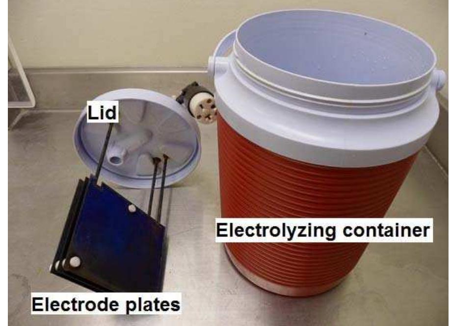 A cylindrical plastic electrolyzing container (height x