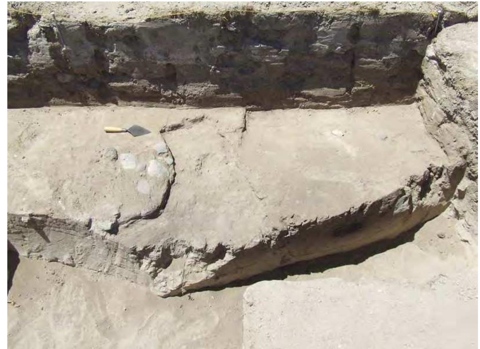 Image showing f-19 (left frame) and f-24 (visible in trench