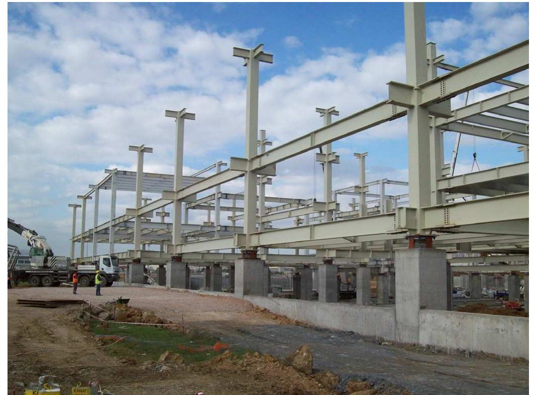 Superstructure steel moment frame