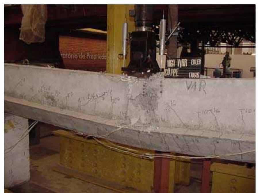 Typical flexural failure for the strengthened beams (v1-b)