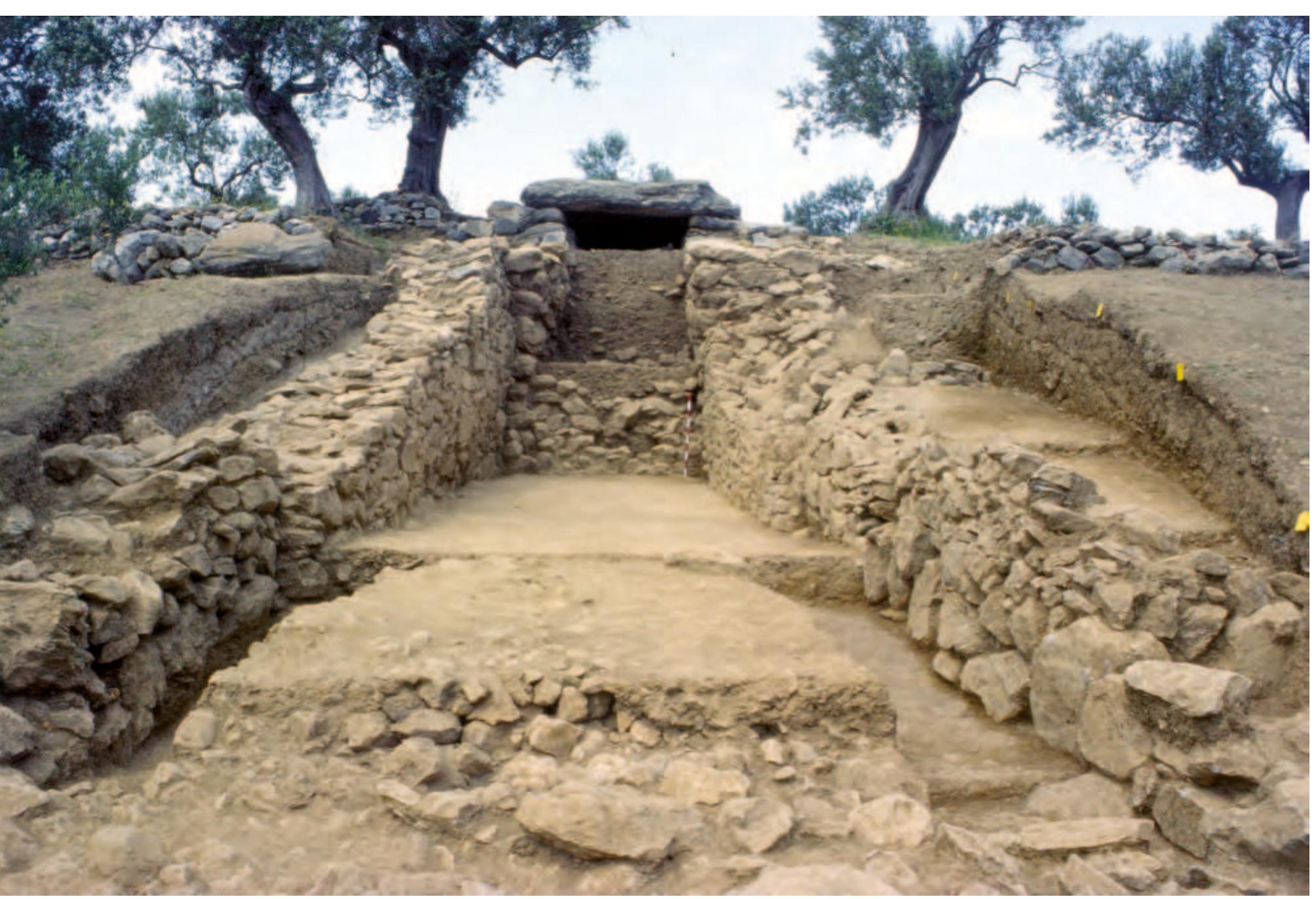 The dromos and the facade of tomb 1. the stratigraphy of the
