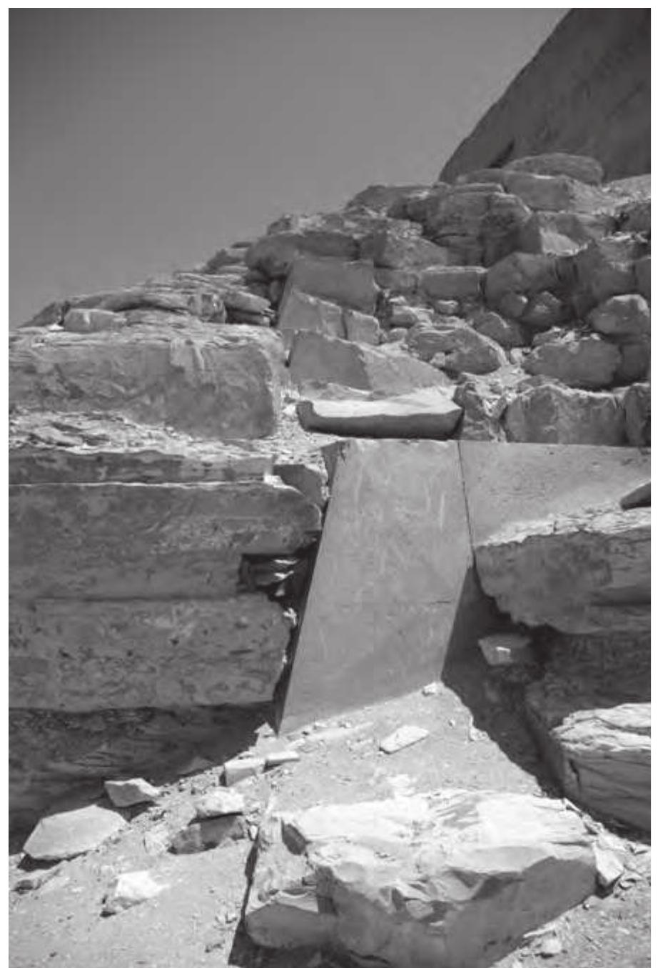 Smoothly dressed casing of a step-pyramid phase of the