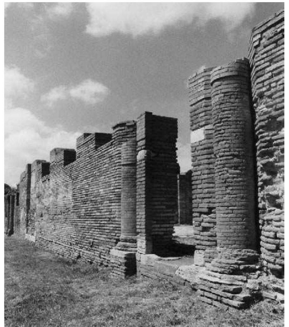 Domus del pozzo v iii 3, engaged columns flanking the