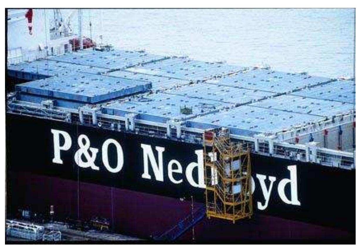 Container ship with lift off/lift on hatch covers (© tts