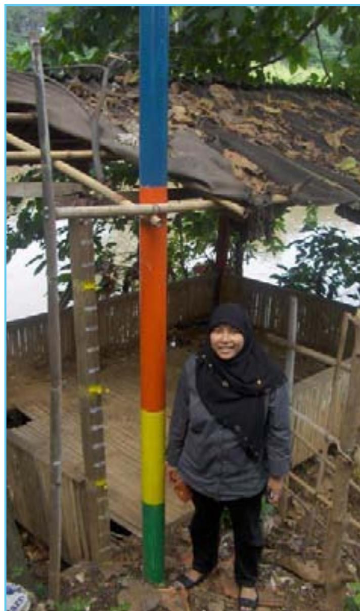 A simple color-coded flood warning pole abstract