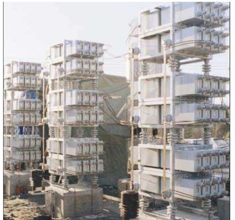 Three-phase capacitor bank built out of rack-installed