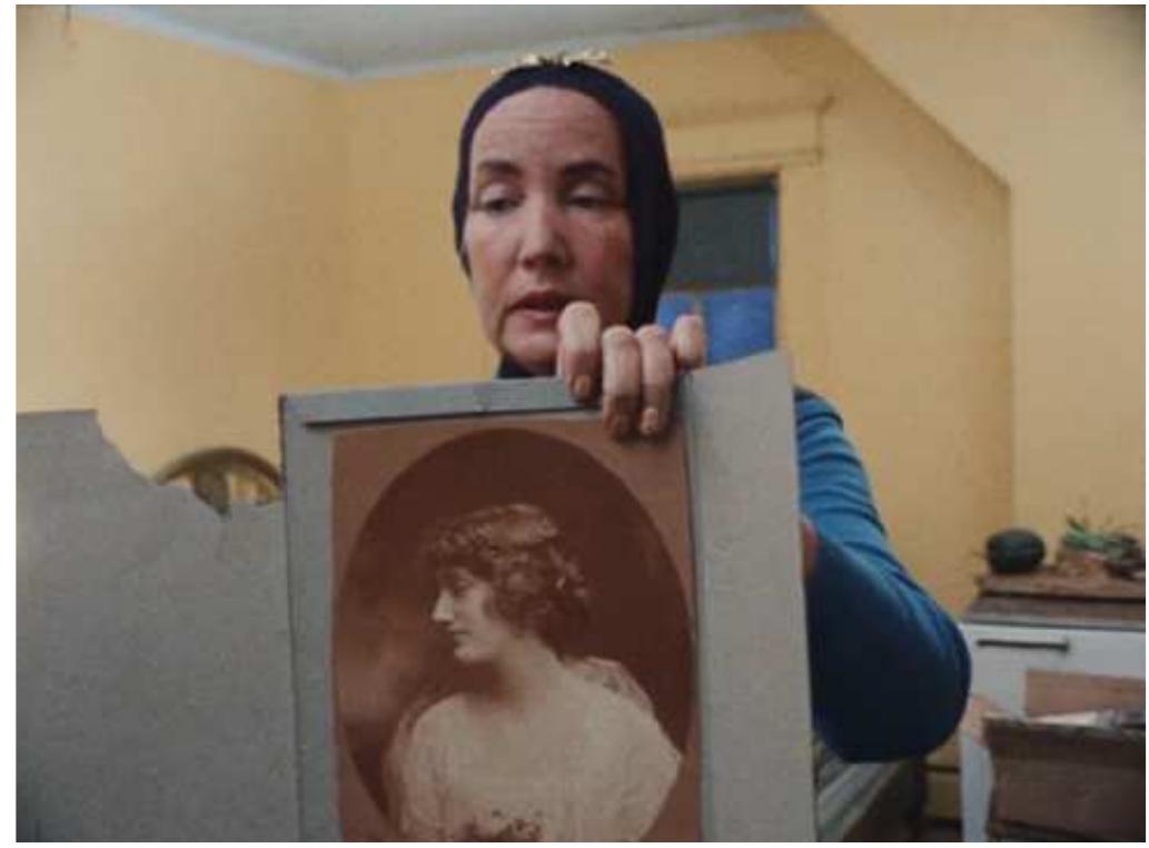 Grey gardens (1975) ascertains that the evident decadency of