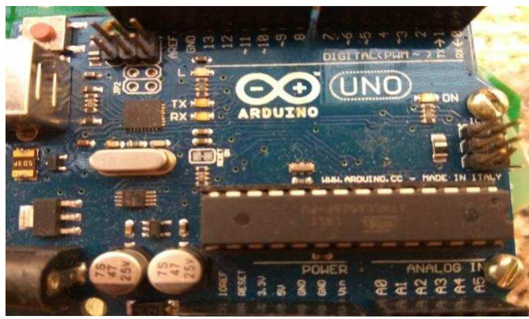 Aa} lor mere, mae lar the arduino uno is a microcontroller