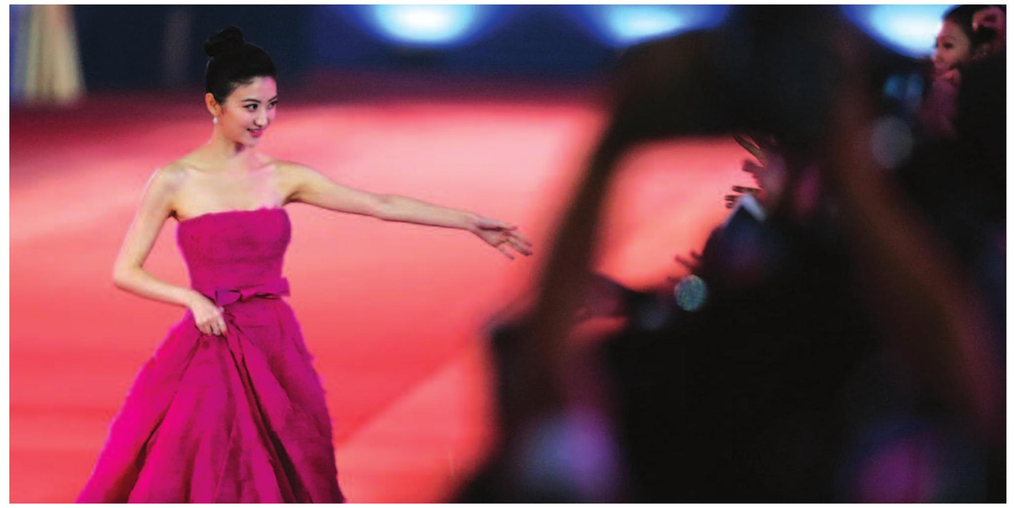 Chinese actress jing tian stretches to shake hands with fans