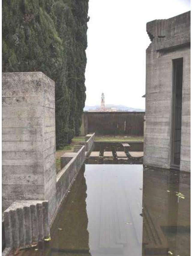 Image 62: ziggurat moulding forms the parapet wall, brion