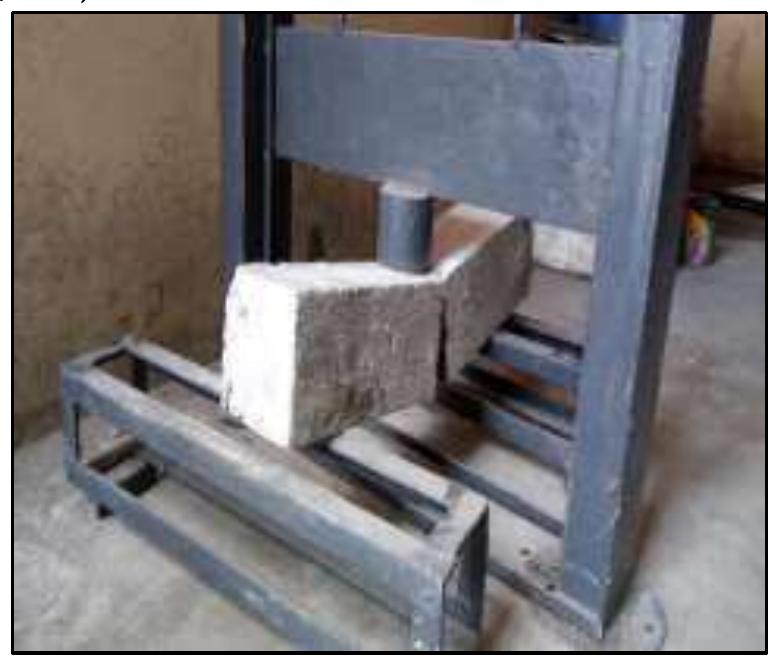 Impact test rig with specimen