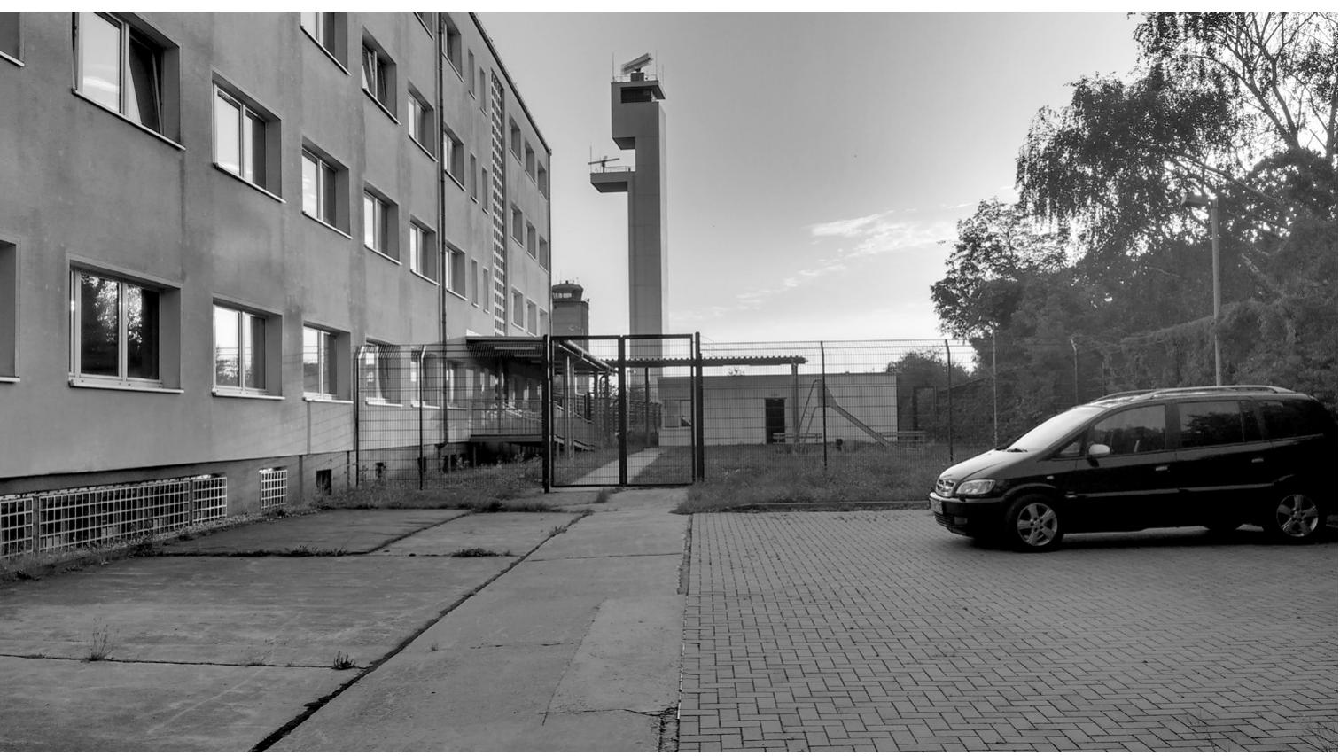 Abb. 2c: behind a high fence and next to the airport tower