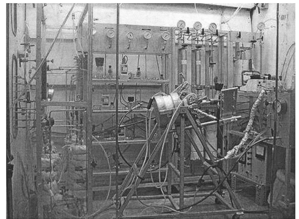 Gas-phase continuous stirred bed reactor system.
