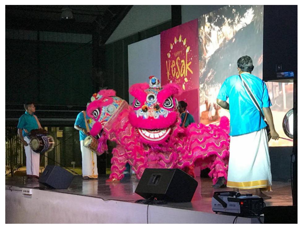 Siva sakthi muniandy urumi mélam accompanying a chinese lion