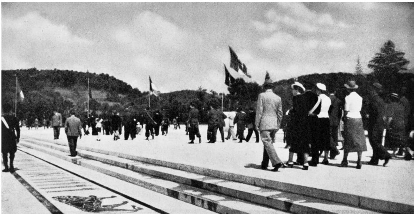 Sa a i i i a along the pathway between the temples of luxor