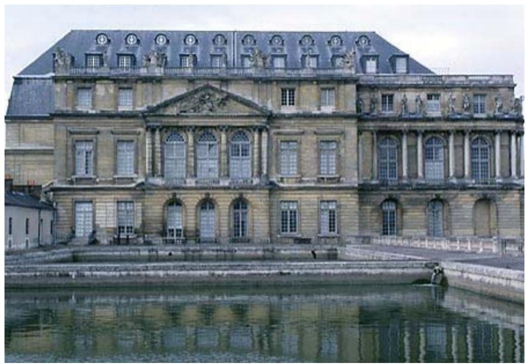 Exterior view of the chateau de versailles opera house the