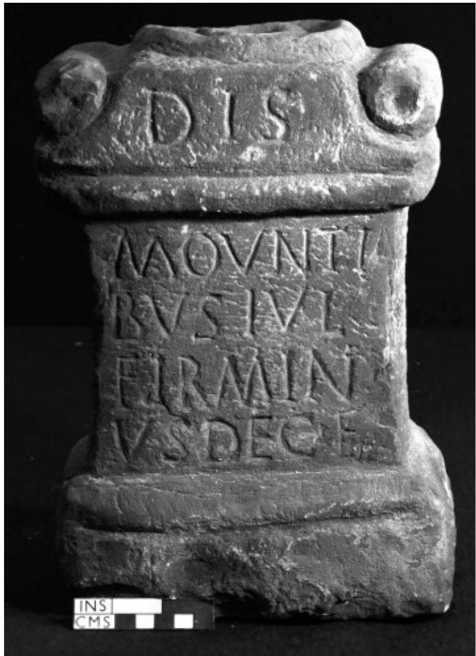 An example of a small altar in the 21-30 cm height range,