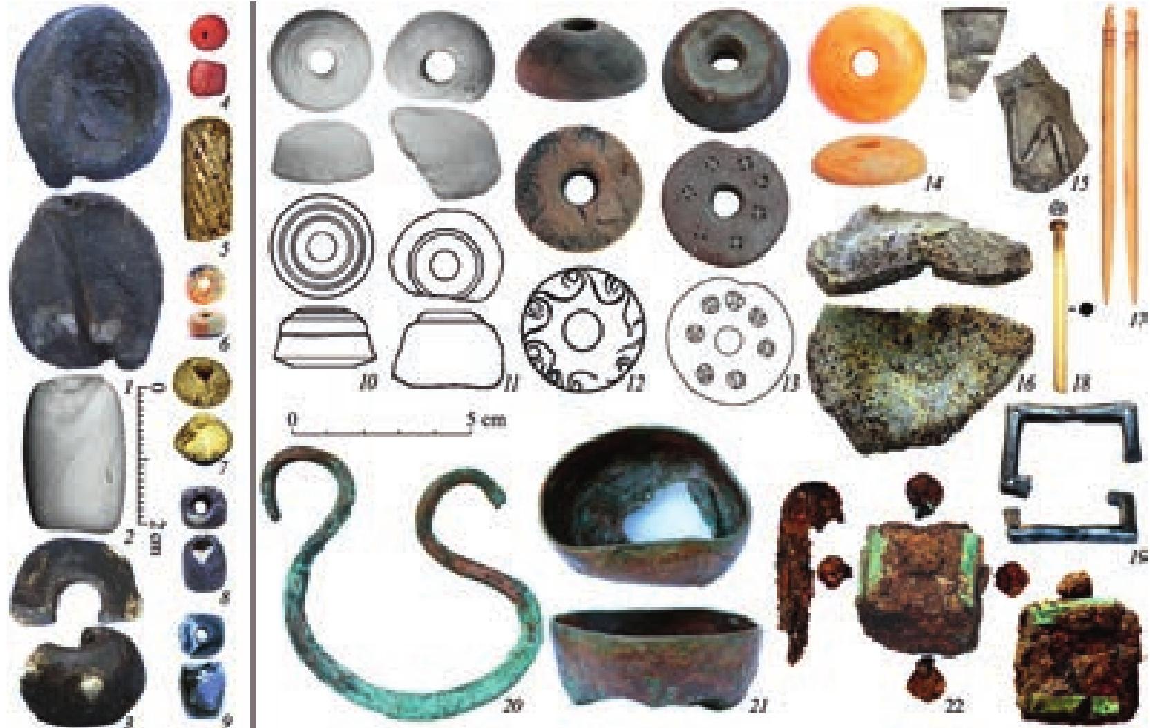 Plate 2. single finds from the barracks. 1 — bulla, 2-9