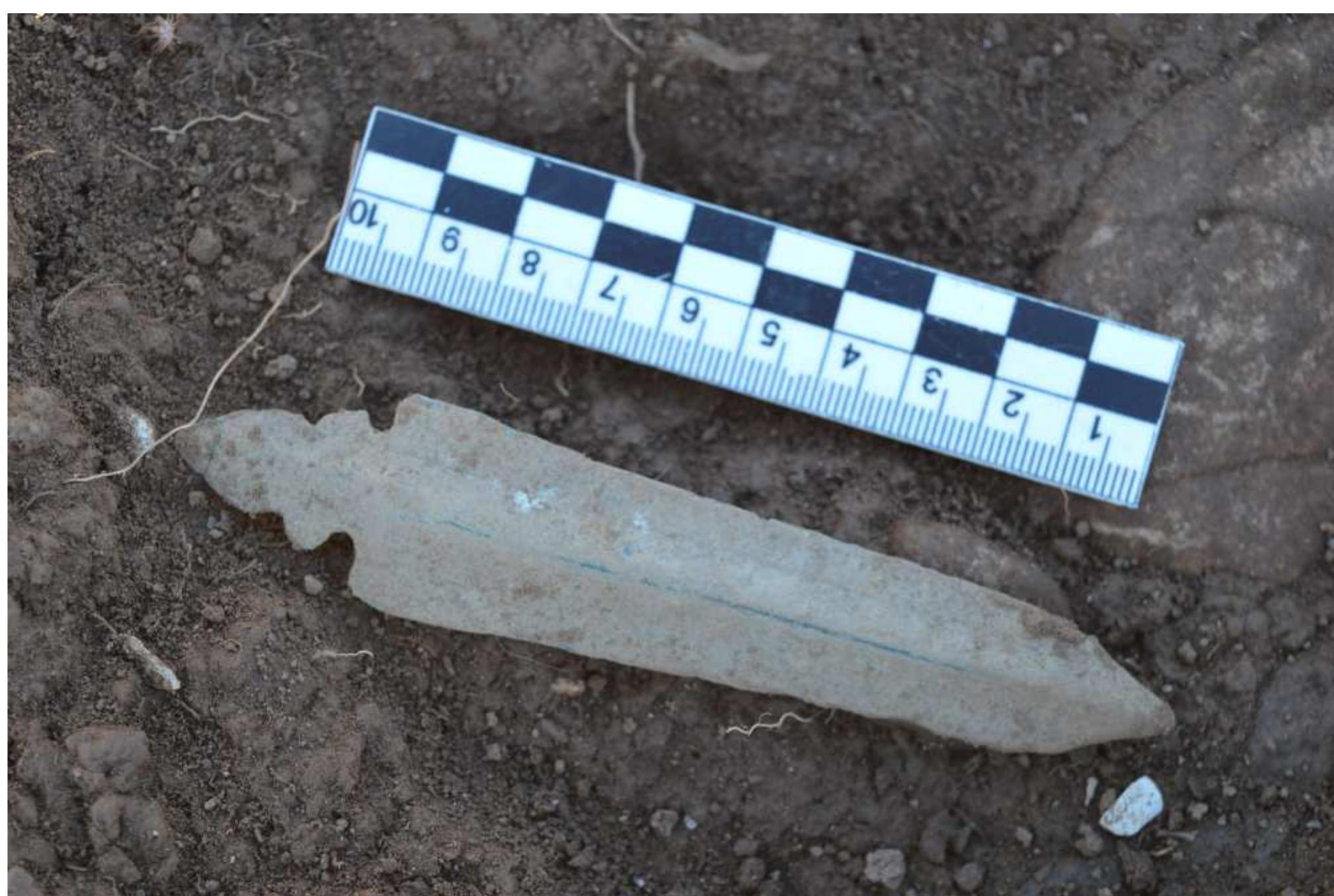 - seui - tomba di giganti di anulu. pugnale in bronzo dalla